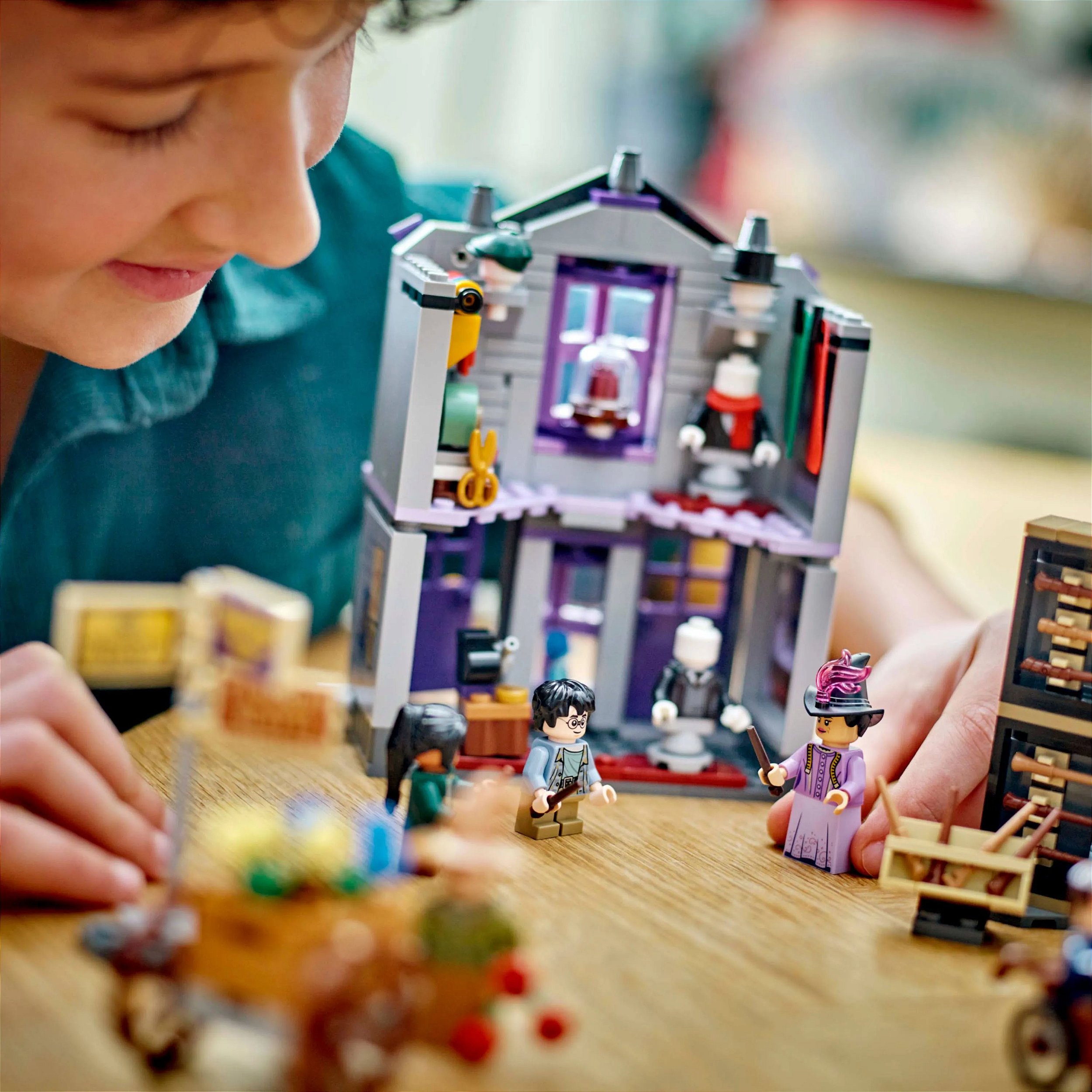 LEGO 76439 Harry Potter - Ollivanders™ e as vestes de Madame Malkin ...
