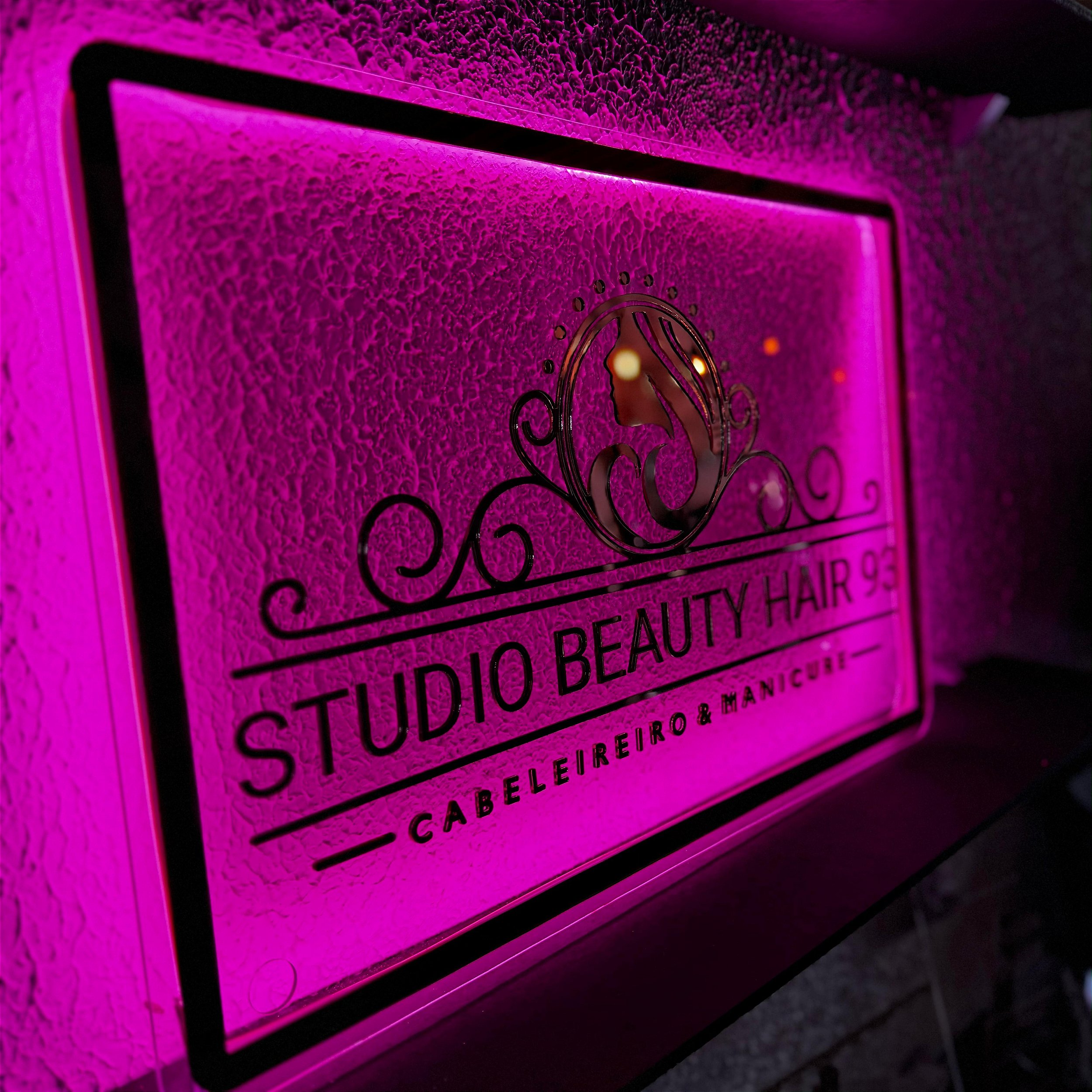 Placa em Acrílico com Logotipo em Acrílico e Iluminação em LED - Design ...