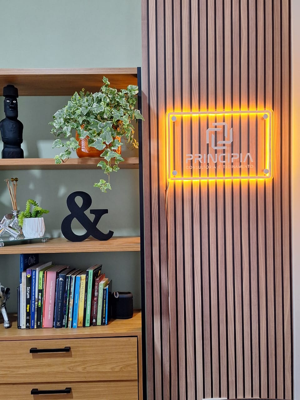 Placa em Acrílico com Logotipo em Acrílico e Iluminação em LED - Design ...