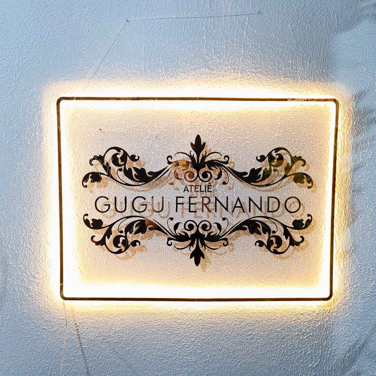 Placa em Acrílico com Logotipo em Acrílico e Iluminação em LED - Design ...