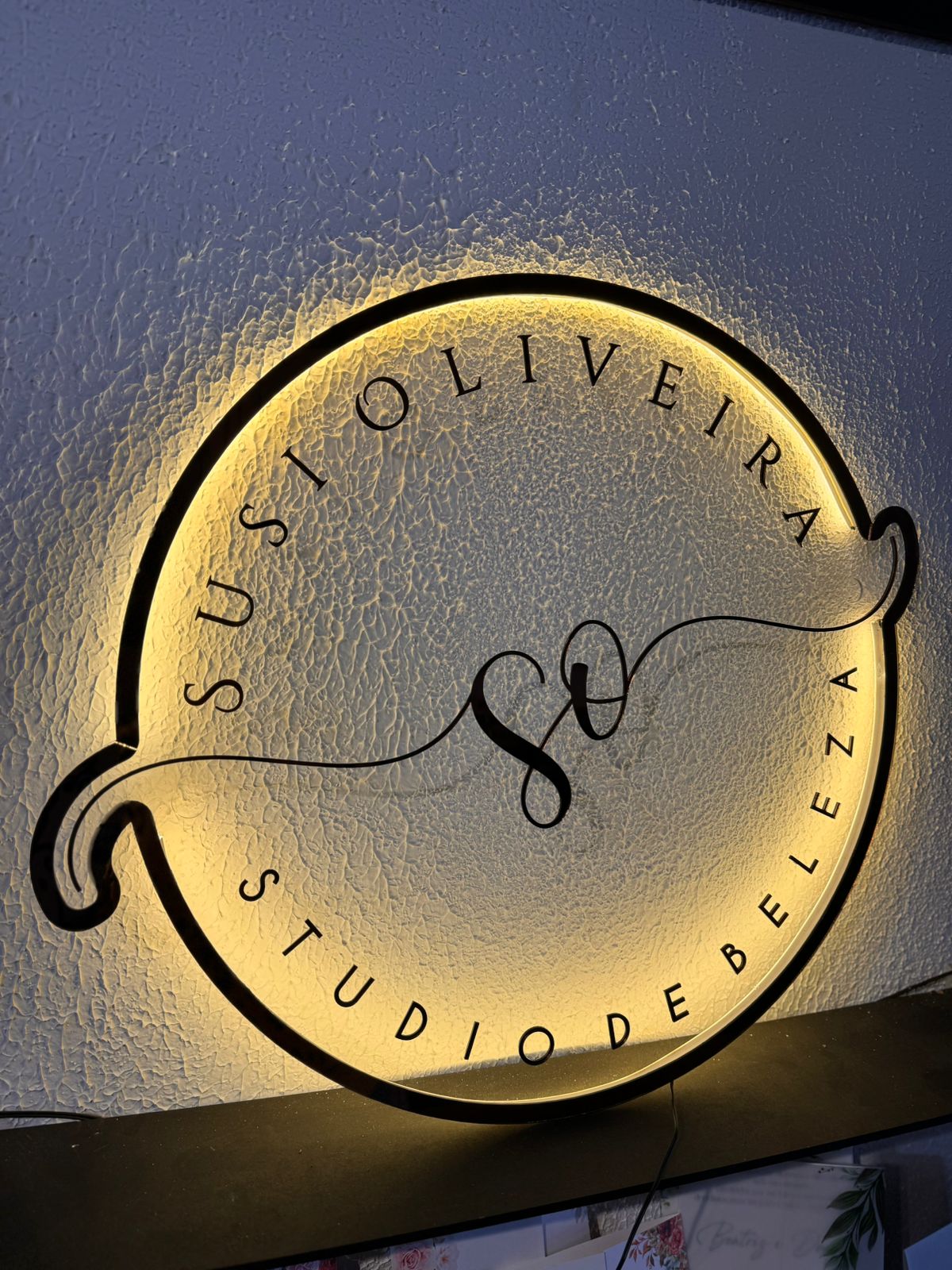 Placa em Acrílico com Logotipo em Acrílico e Iluminação em LED - Design ...