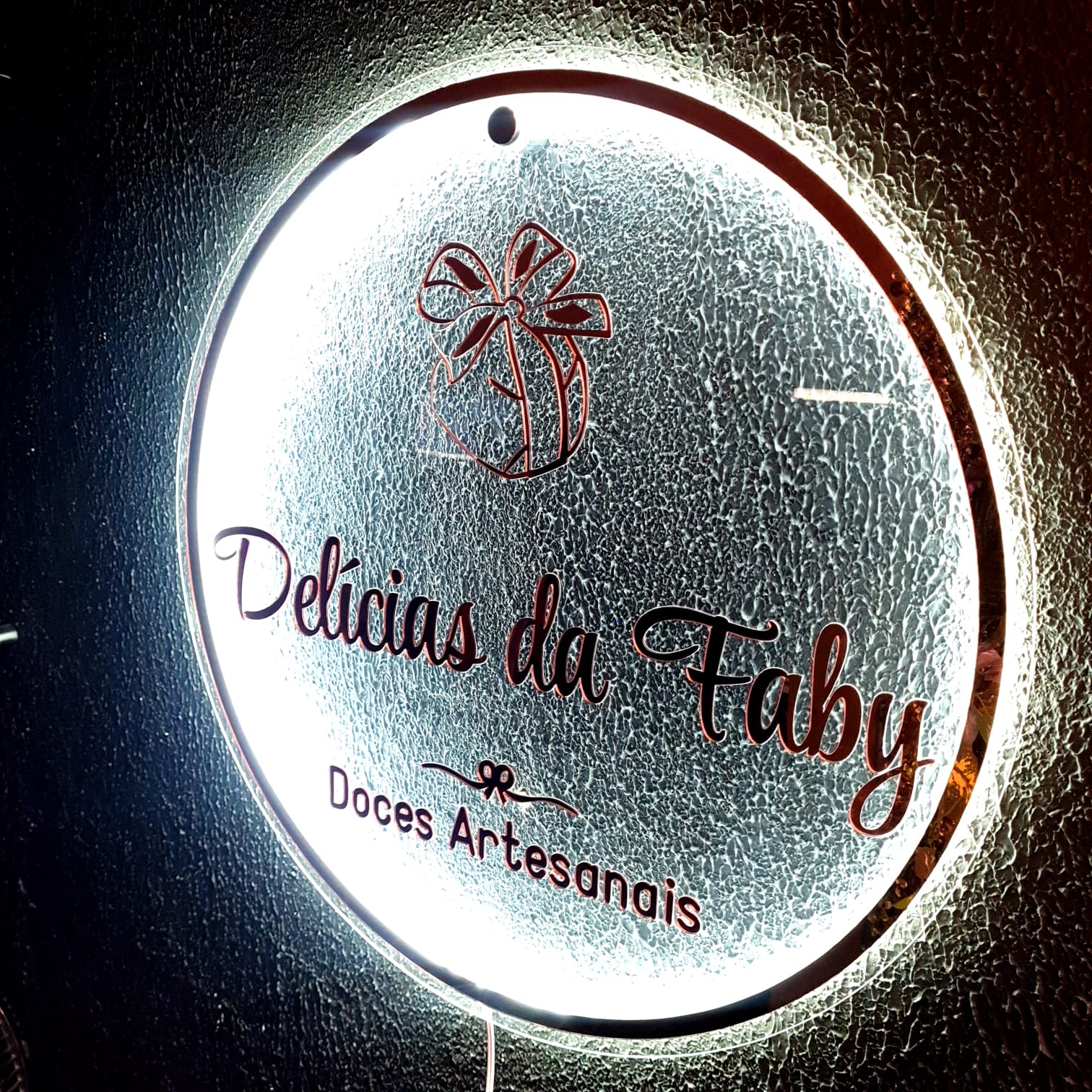 Placa em Acrílico com Logotipo em Acrílico e Iluminação em LED - Design ...