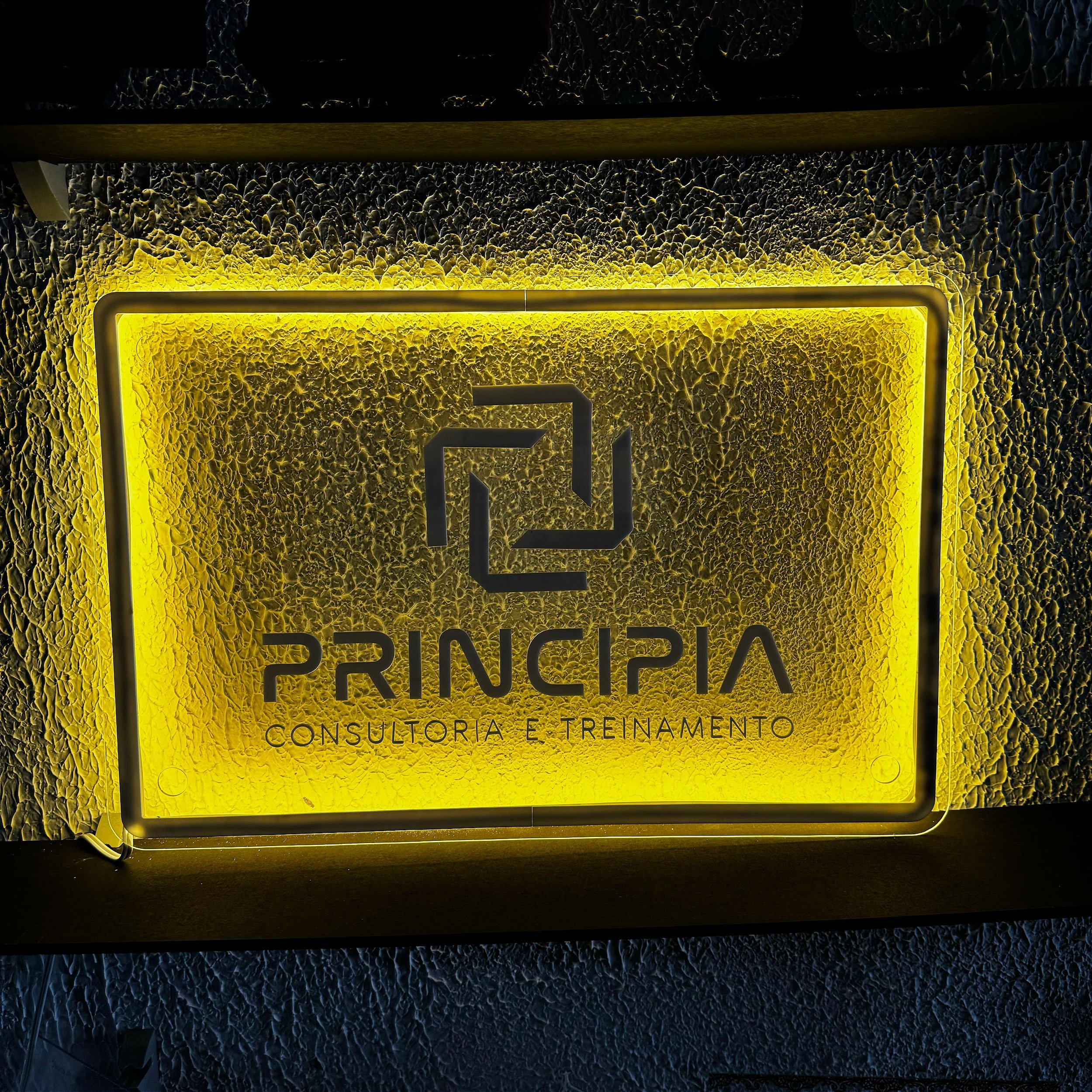 Placa em Acrílico com Logotipo em Acrílico e Iluminação em LED - Design ...
