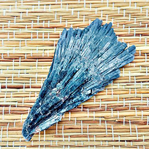 Cianita - Eu Esotérico - Loja Esotérica das Boas Energias