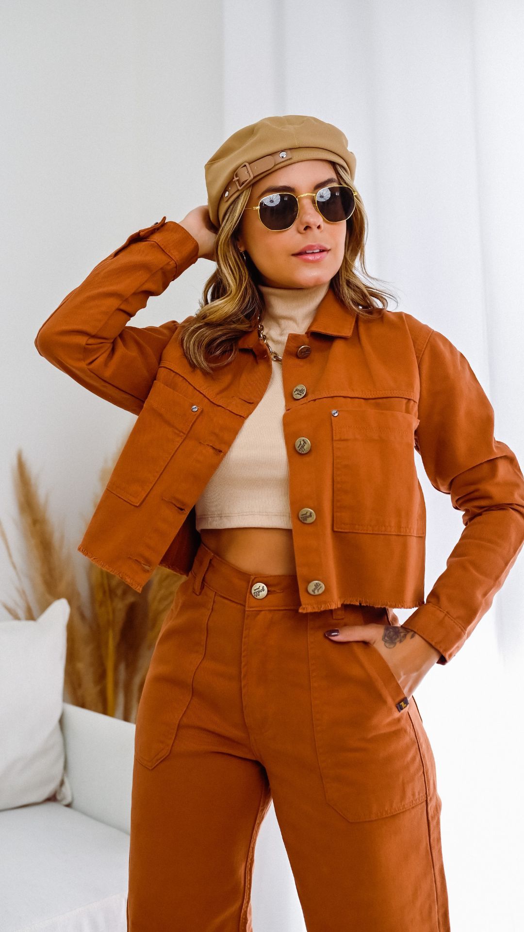 Jaqueta Feminina Color Caramel Cropped Barra Desfiada | Godli - Godli ...