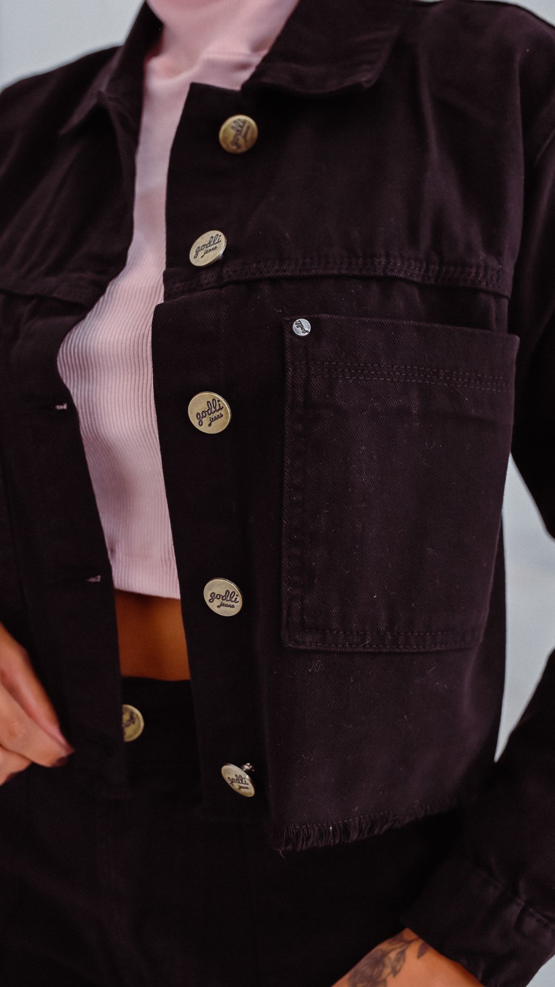 Jaqueta Feminina Color Preta Cropped Barra Desfiada | Godli - Godli ...