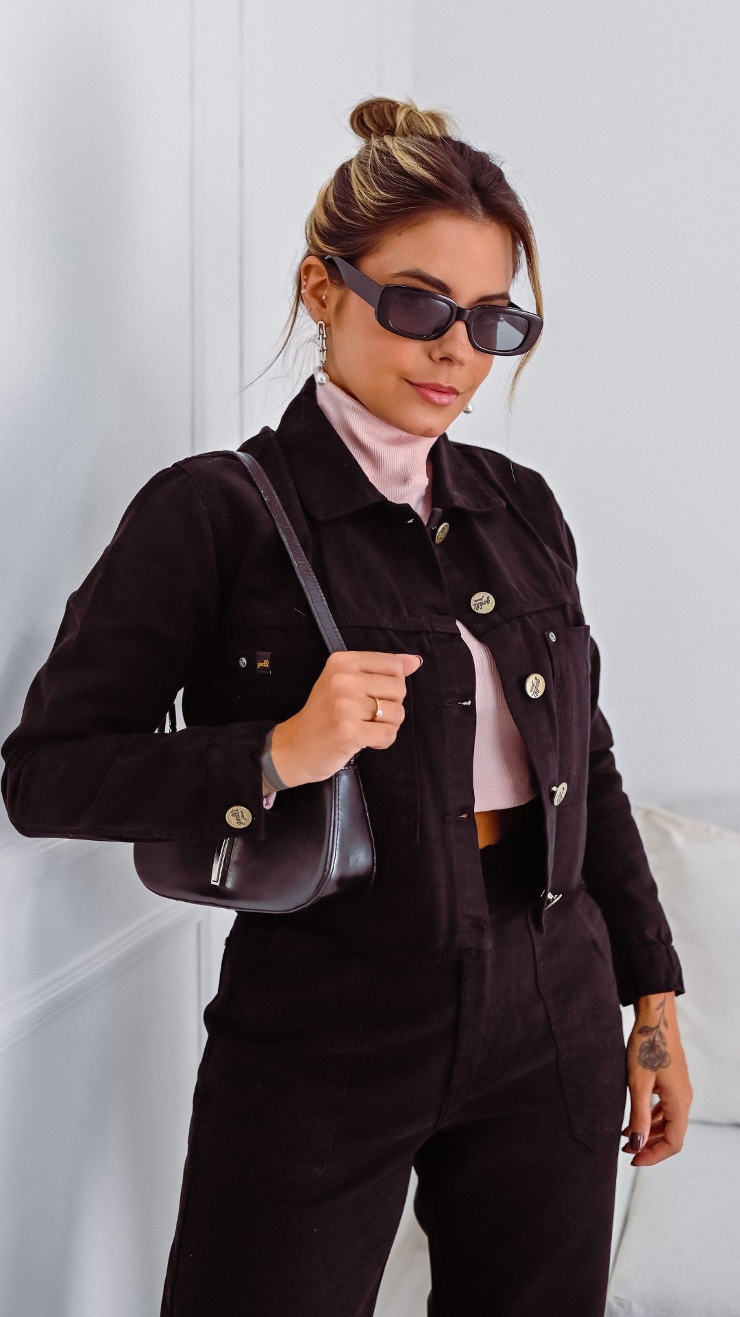 Jaqueta Feminina Color Preta Cropped Barra Desfiada | Godli - Godli ...