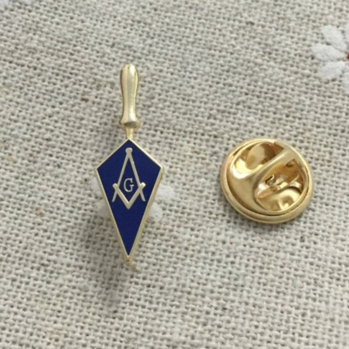 Pin Broche Trolha Colher de Pedreiro-Azul - Loja Maçonaria Presentes