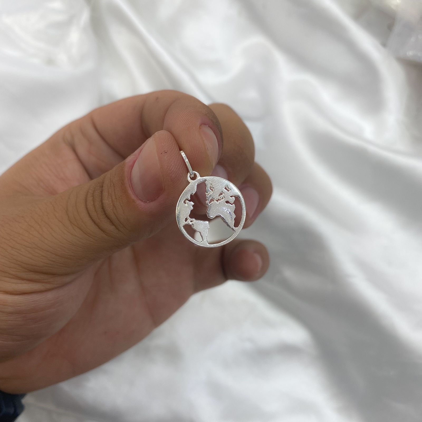 Pingente Mapa-Múndi em Prata - Pratas da Dani - Pratas de Lei e Acessórios