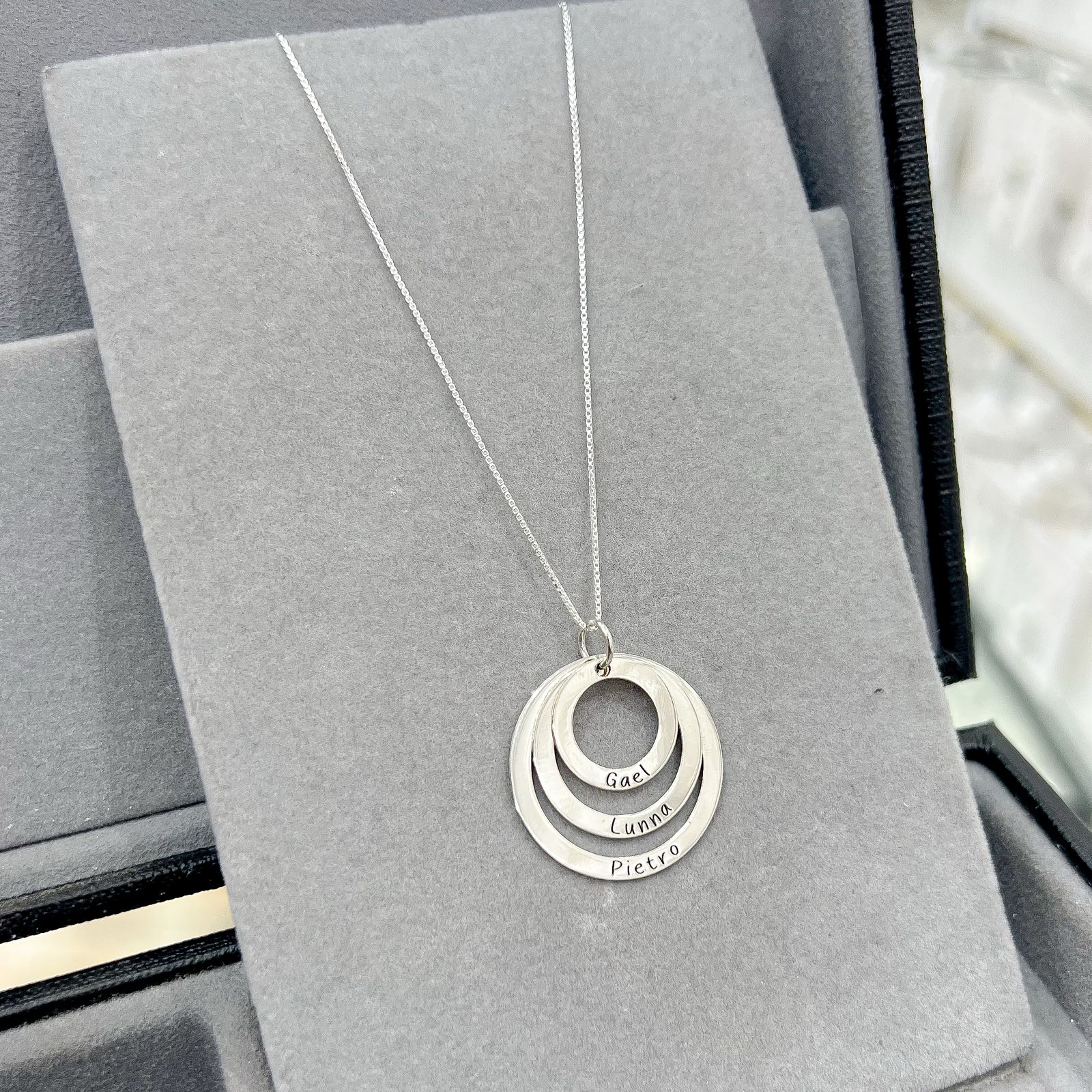 Pingente Geométrico com Nomes Personalizados em Prata - Pratas da Dani - Pratas de Lei e Acessórios