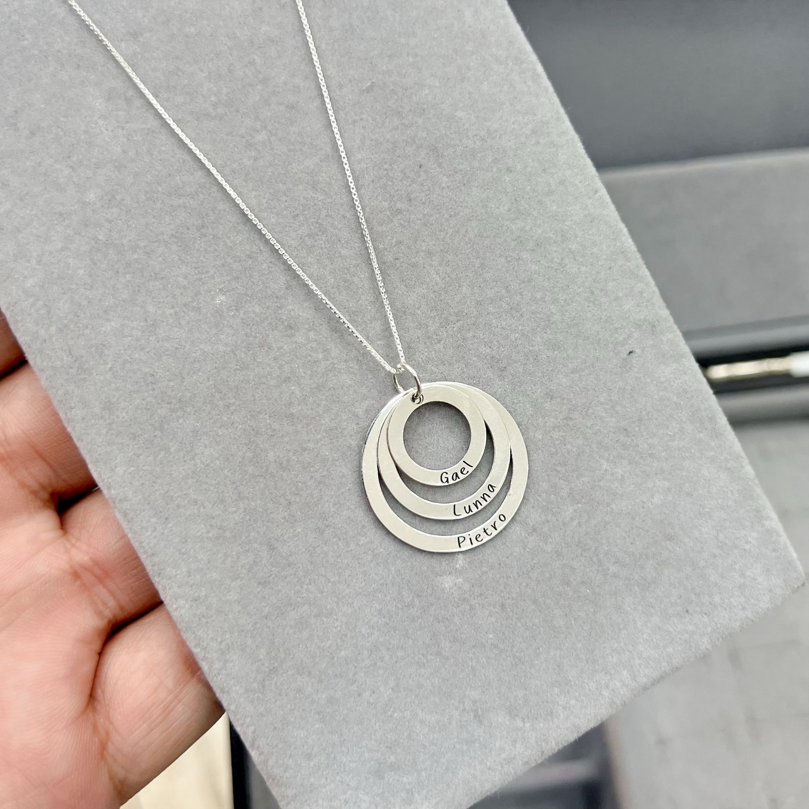 Pingente Geométrico com Nomes Personalizados em Prata - Pratas da Dani - Pratas de Lei e Acessórios
