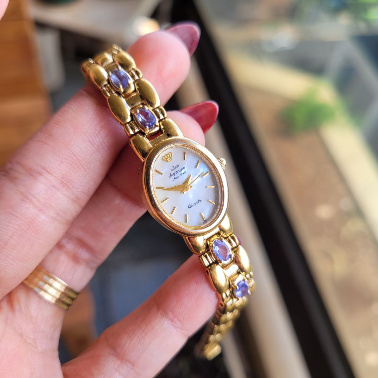 💛 Relógio Feminino Jules Jürgensen Signature ⌚ Dourado com Pedras Lilás ...