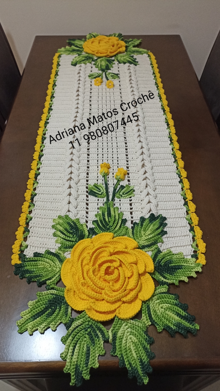Caminho de mesa Mega Rosa - Adriana Matos Crochê