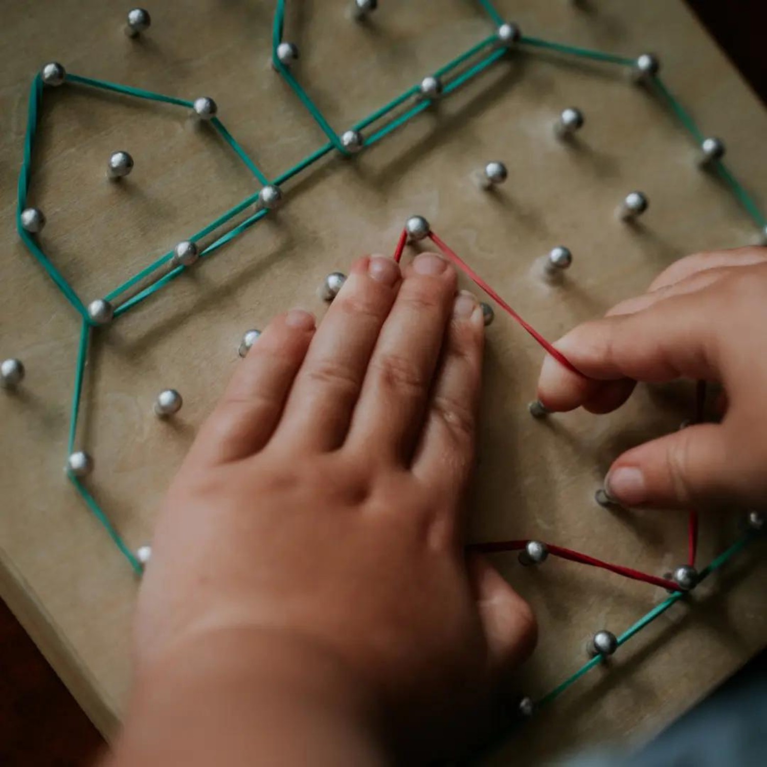 Elastico Criativo Geoplano Tooky Toy - Grimm Toys