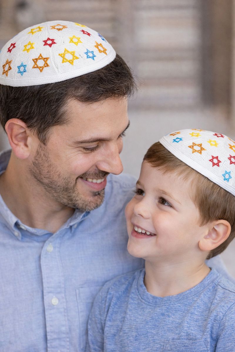 Kipá Branca com Estrelas de David Coloridas - Davar - Artigos judaicos
