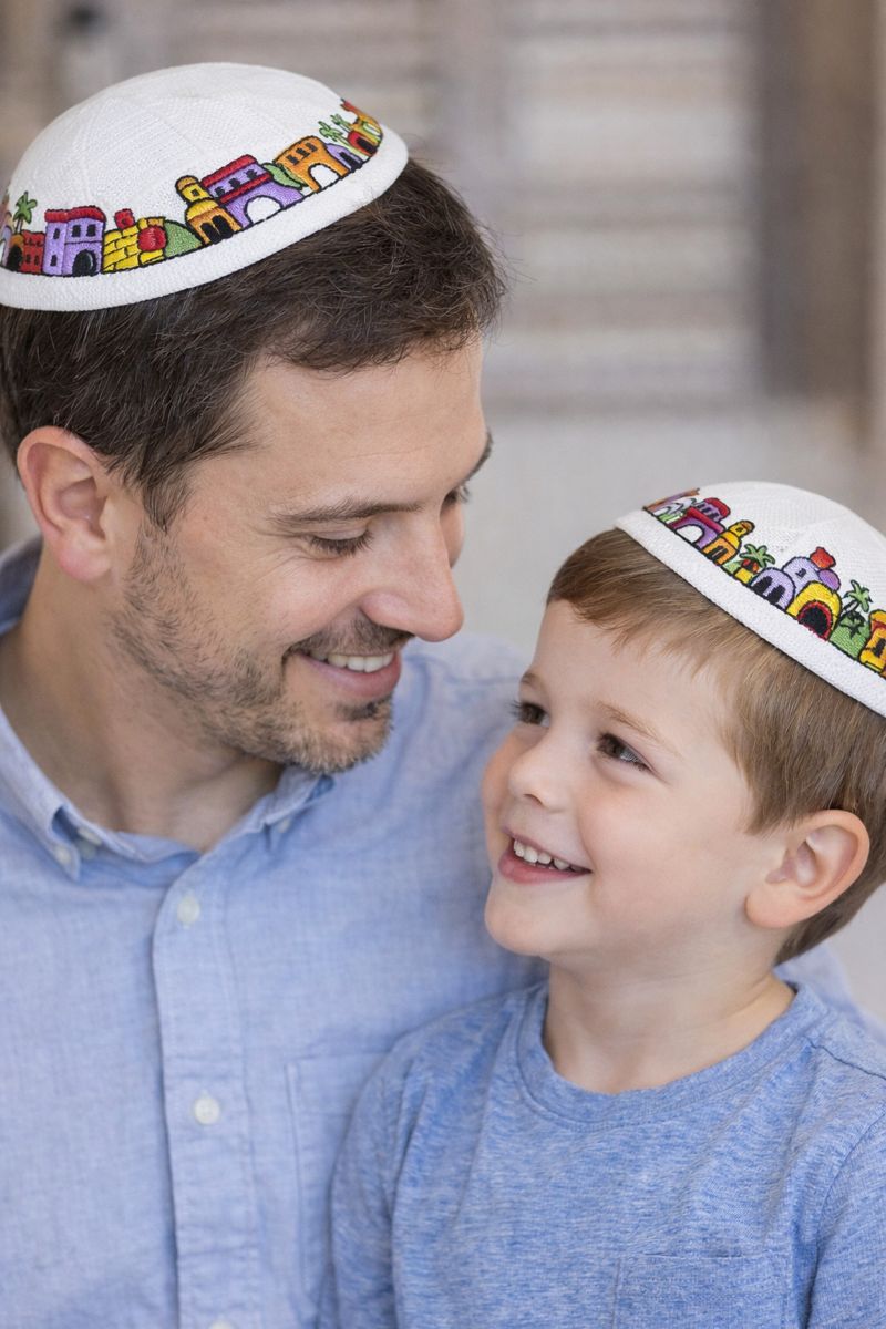 kipá Branca com a Cidade de Jerusalém Colorida - Davar - Artigos judaicos