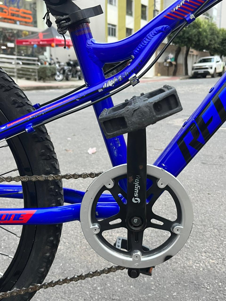 BICICLETA ARO (24) AZUL/VERMELHA 9 VELOCIDADES (1X9) FREIO A DISCO MECÂNICO REDSTONE (USADA ...