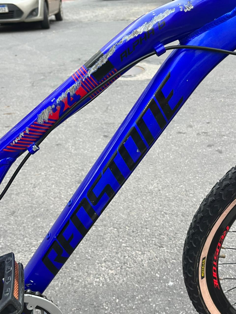 BICICLETA ARO (24) AZUL/VERMELHA 9 VELOCIDADES (1X9) FREIO A DISCO MECÂNICO REDSTONE (USADA ...