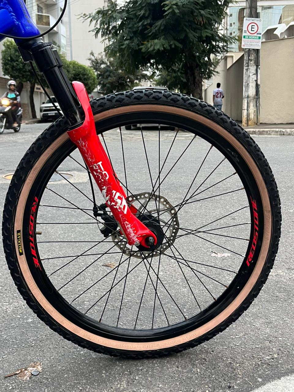 BICICLETA ARO (24) AZUL/VERMELHA 9 VELOCIDADES (1X9) FREIO A DISCO MECÂNICO REDSTONE (USADA ...