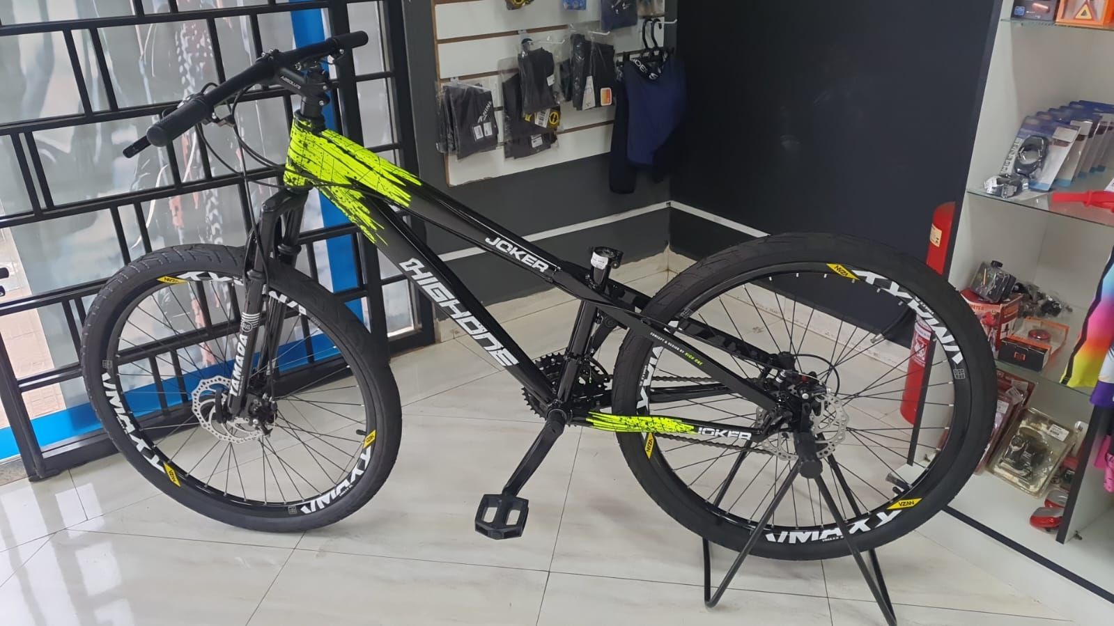 BICICLETA ARO 26 HIGH ONE FREERID JOKER PRETO E VERMELHO - Gram Bike