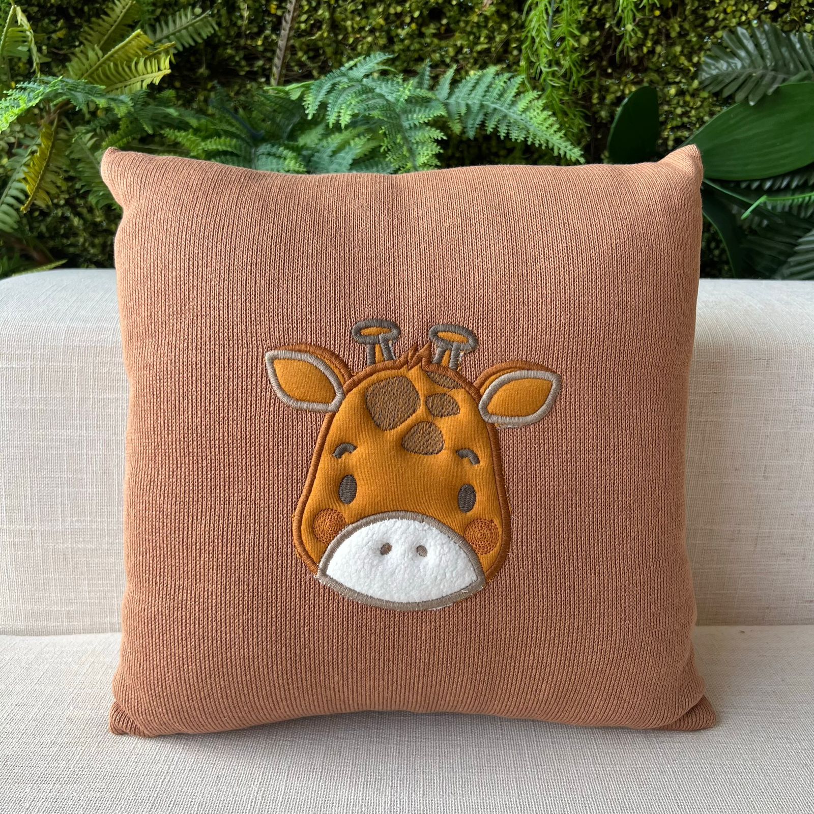 Almofada Infantil de Tricot Girafa Mostarda | Cola e Decora - Cola e ...