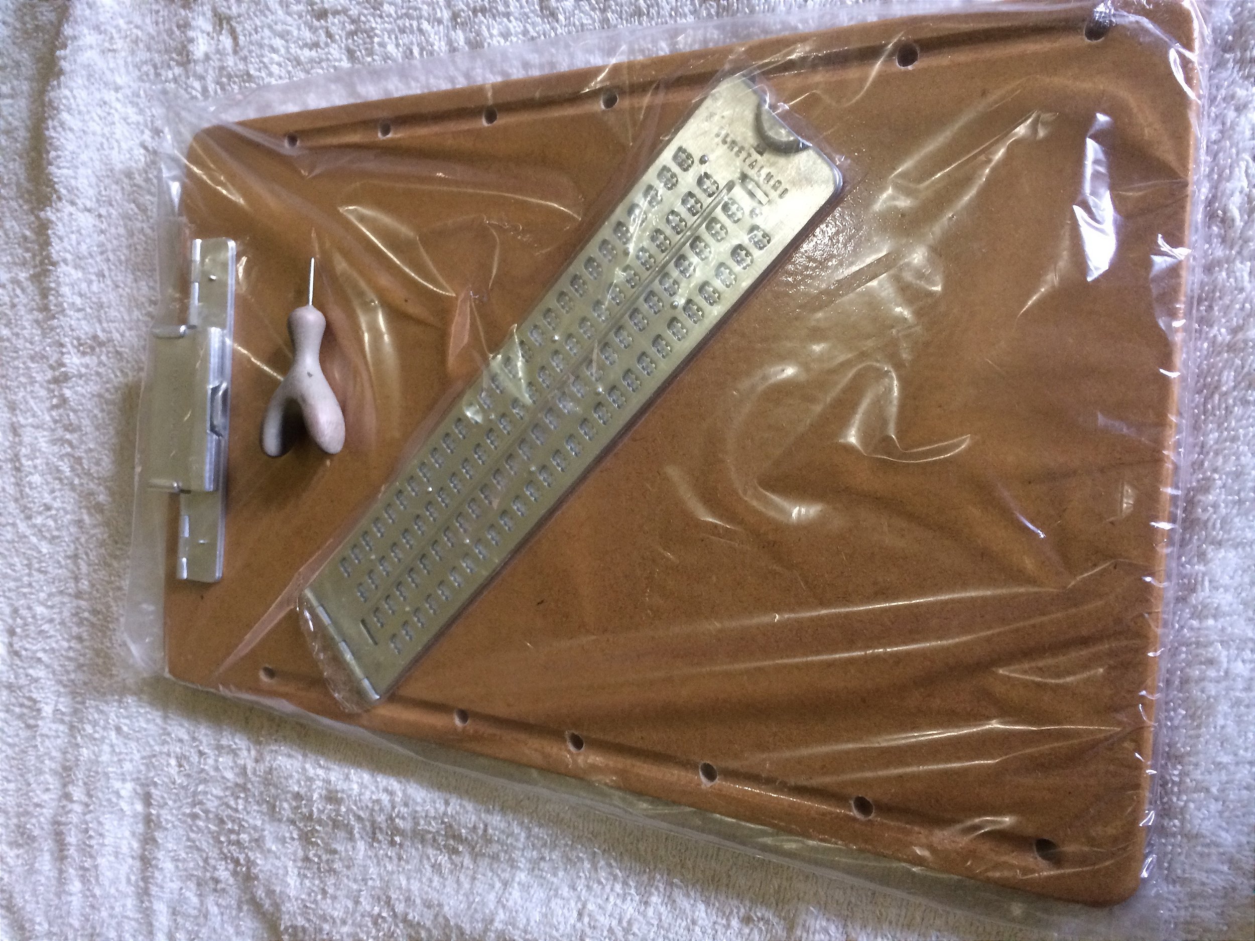 Reglete de Mesa em Alumínio Escrita Braille - Produtos Acessíveis