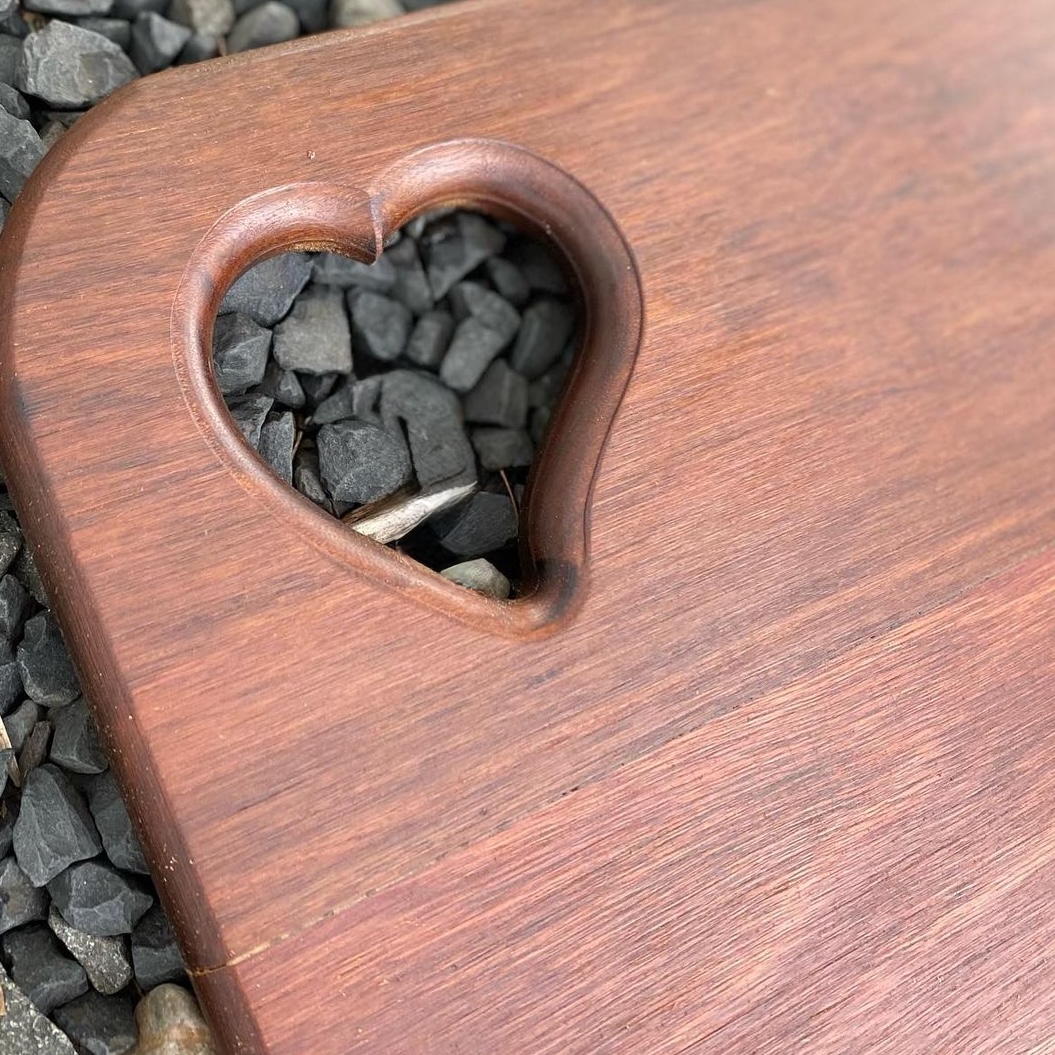 Tábua de Madeira Nobre com Coração Vazado “A vida é agora” – Modelo Lo ...