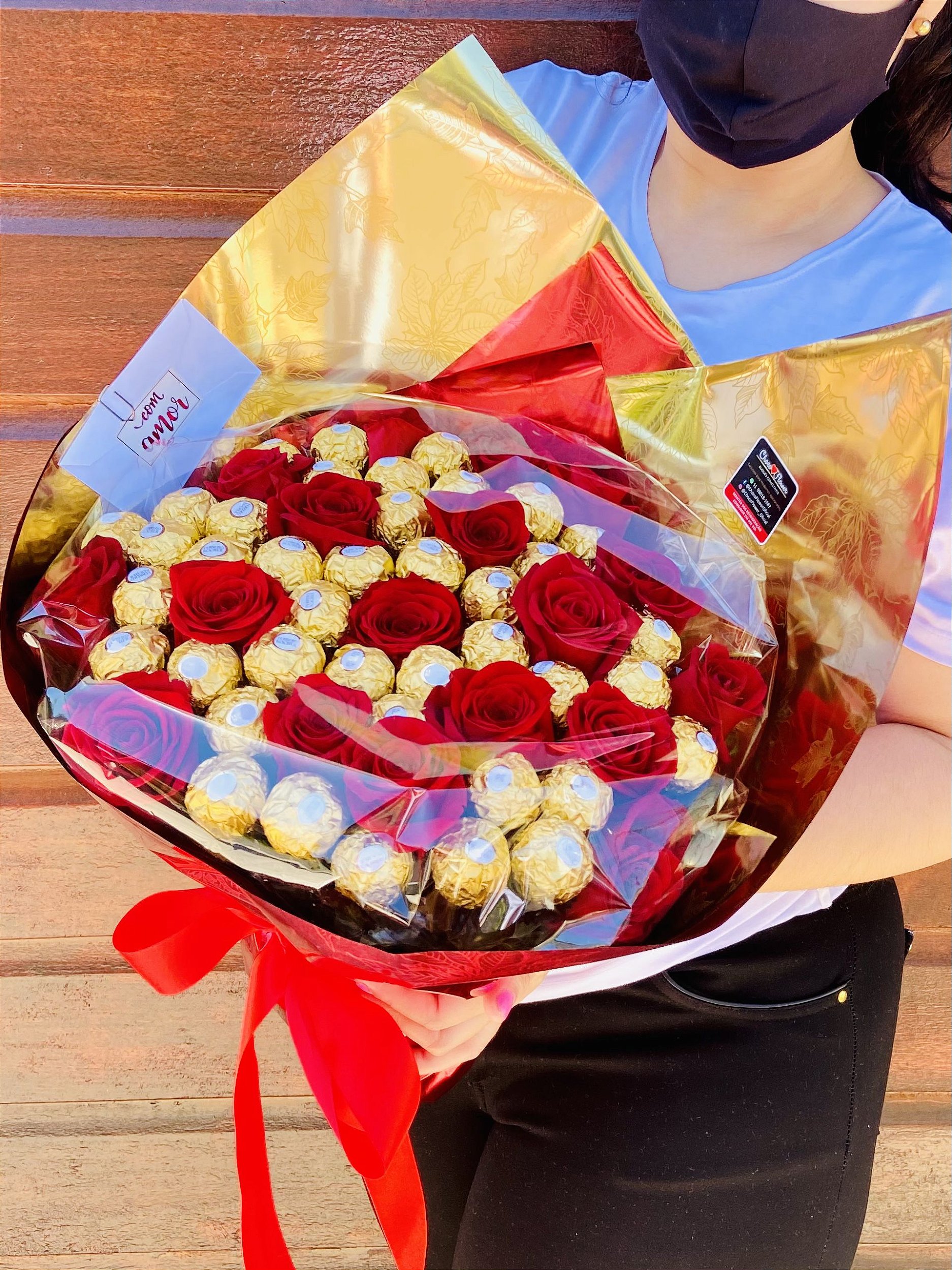 Mega Buquê de Luxo Golden Rosas Colombianas e muito Ferrero rocher ...