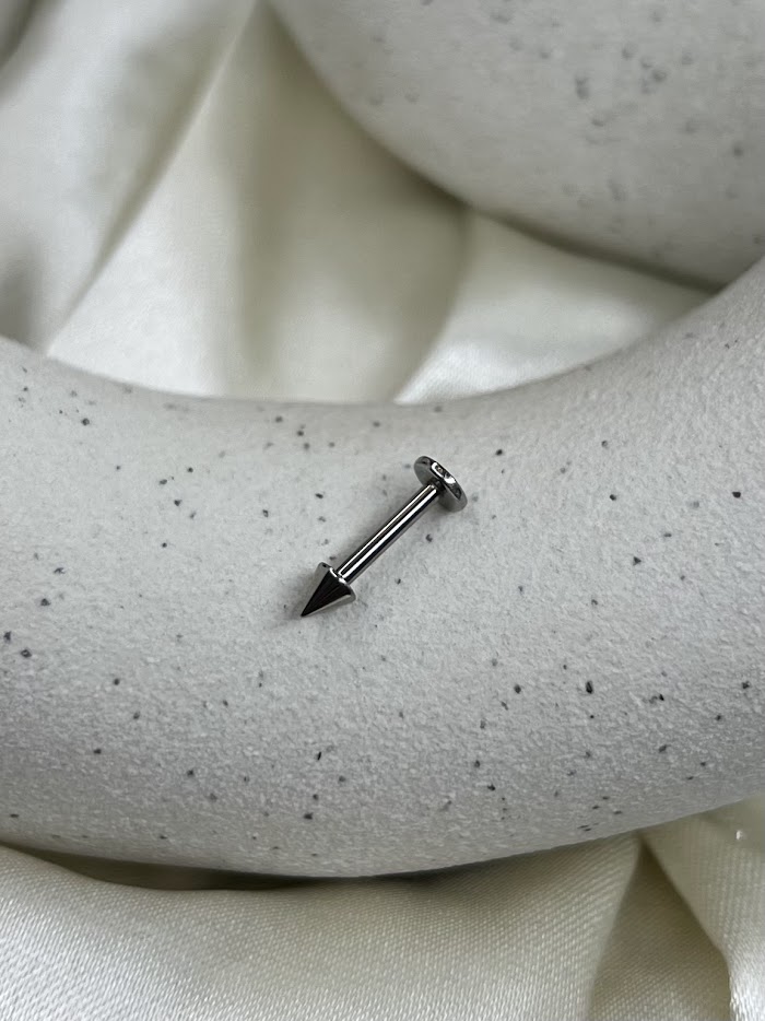 Labret Spike em titânio 1.2/8/3mm - Loja Kubano Ink