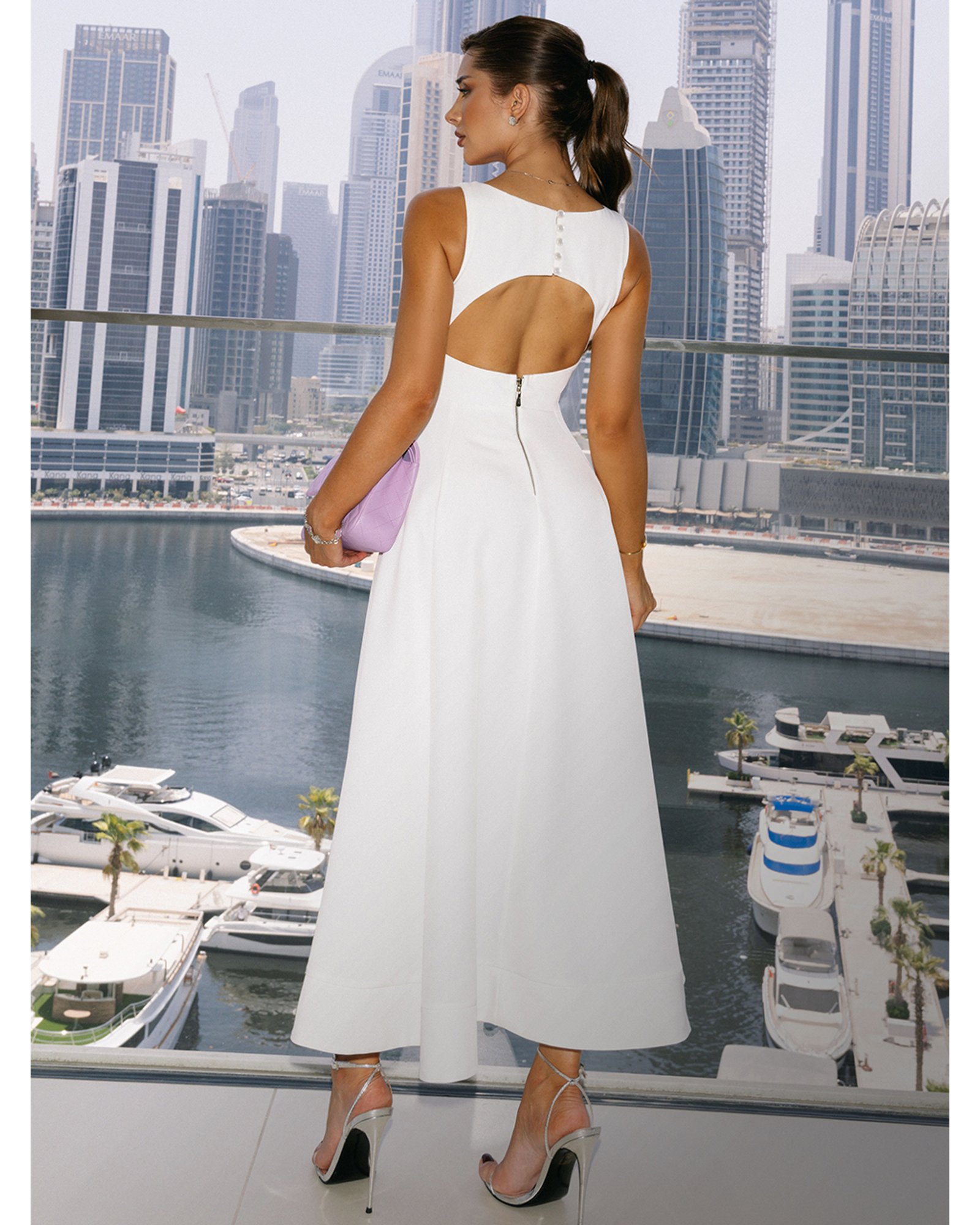 Vestido Midi de Crepe Encorpado com Decote Quadrado e Recorte nas Cost ...