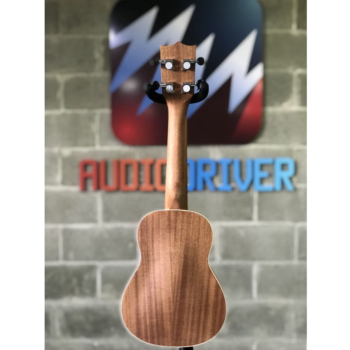 KIT Ukulele Soprano UKP-21 NA PHX com Kit de Acessórios Especial ...