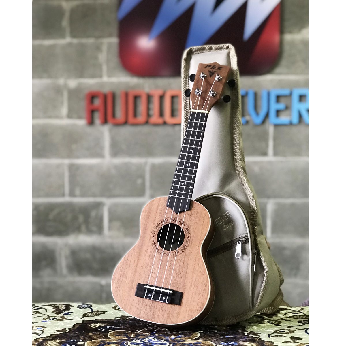 KIT Ukulele Soprano UKP-21 NA PHX com Kit de Acessórios Especial ...