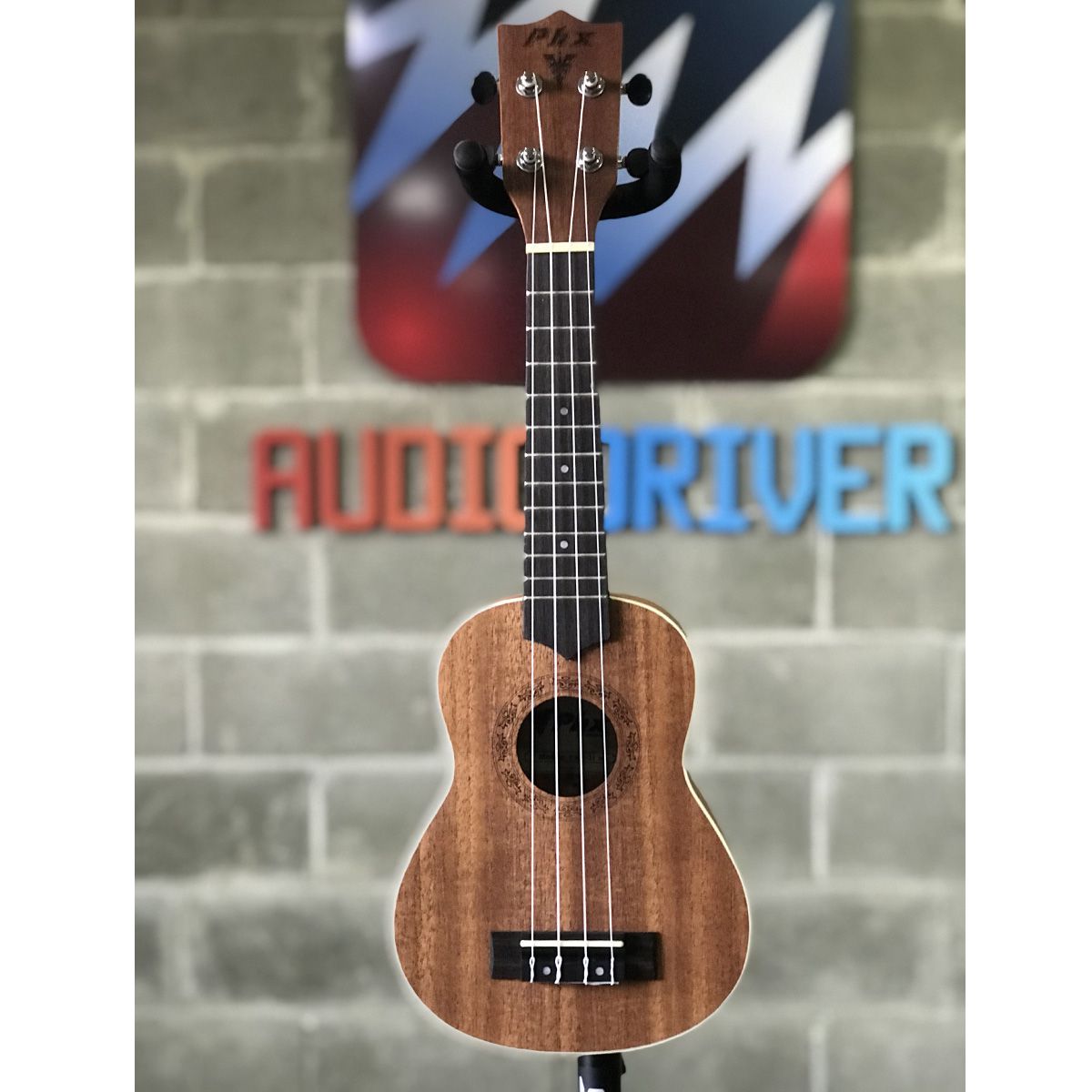 KIT Ukulele Soprano UKP-21 NA PHX com Kit de Acessórios Especial ...