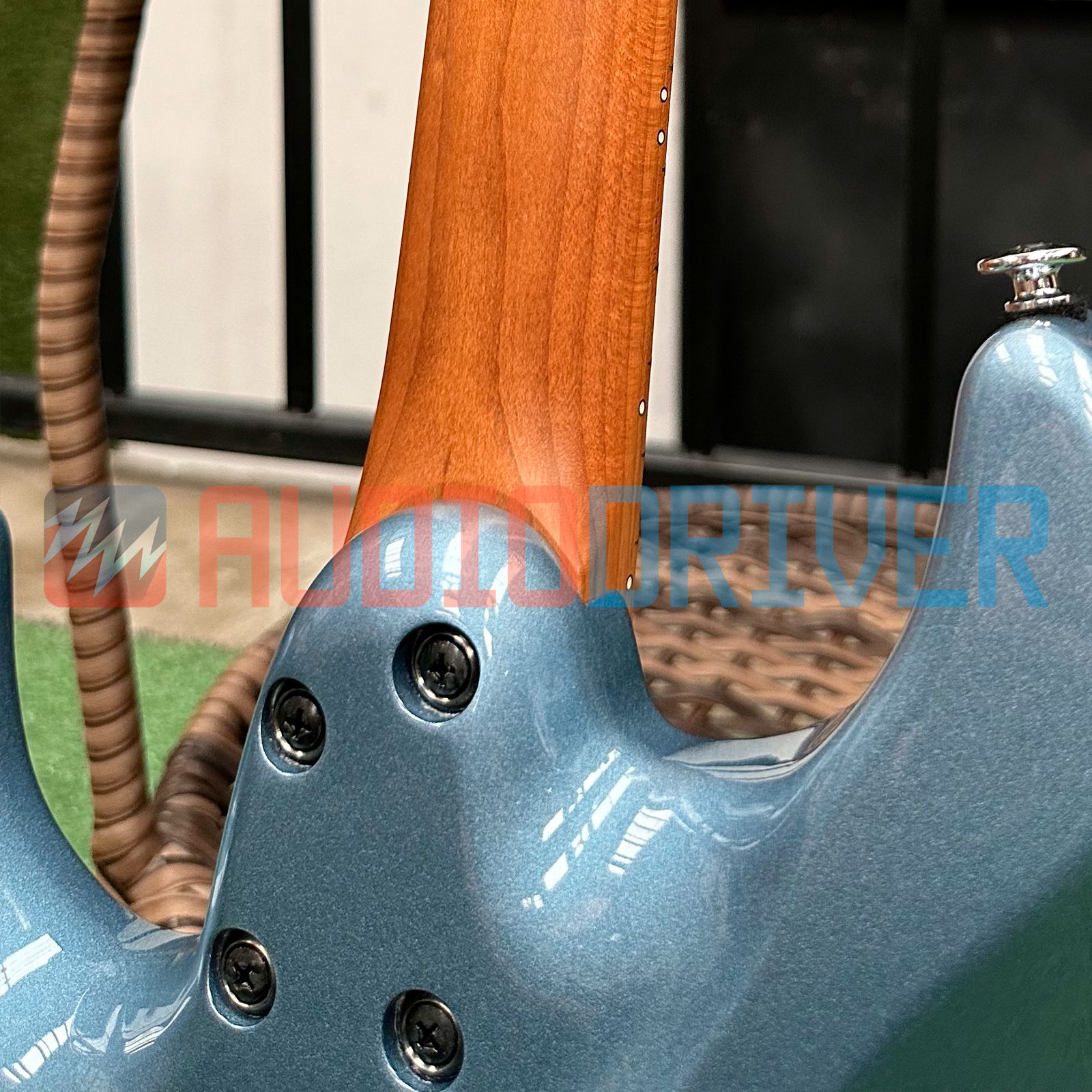 Guitarra Super Strato Japonesa Ibanez AZ2204 Ice Blue Metallic com Cas ...