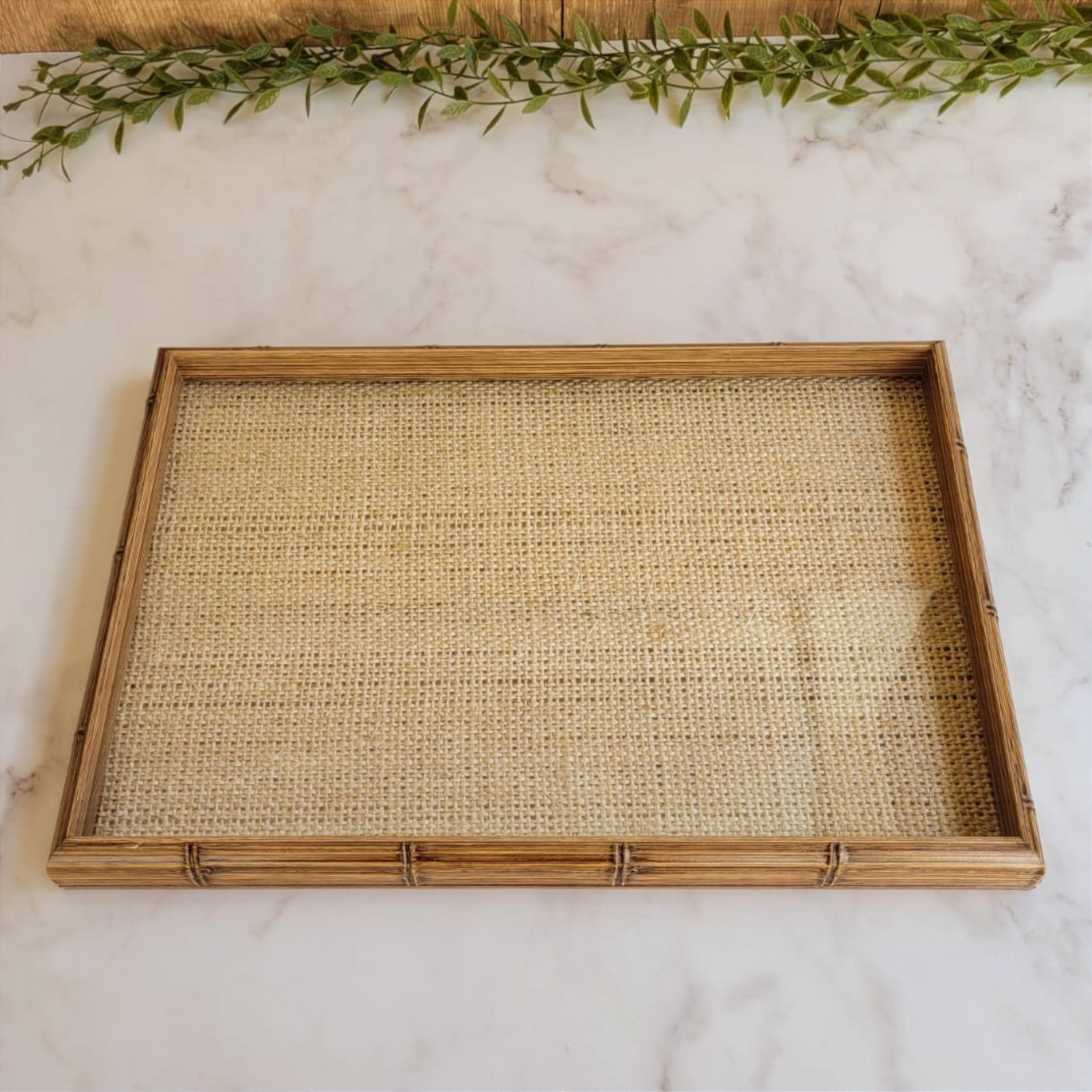 BANDEJA NATURAL COM SISAL 45x30x4CM - Casa Monte