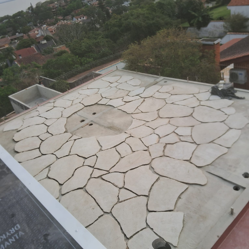 Piso de Granito Rústico Levigado em Retalhos - Original Pedras