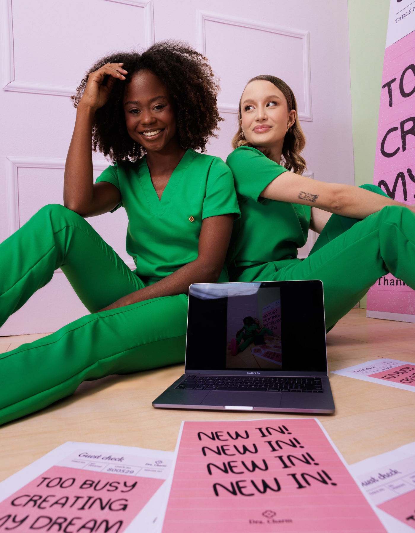 Scrub Feminino Sophia Verde Pantone | Dra. Charm - Dra. Charm