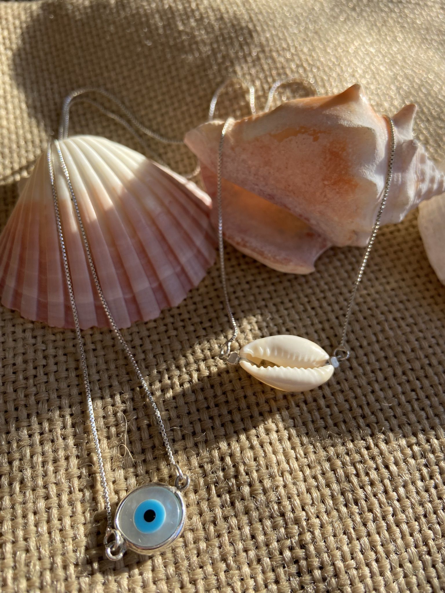 ESCAPULÁRIO BÚZIO E OLHO GREGO EM MADREPÉROLA - Conectar Pratas