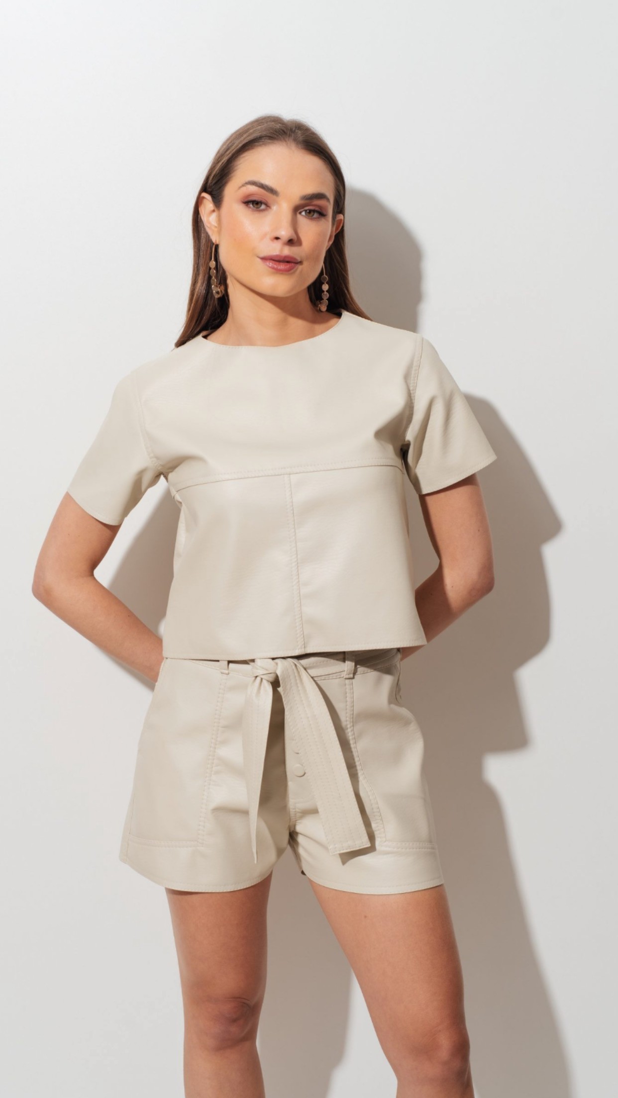 Camiseta Ampla - Amanda Magro Store | Malha Prada Premium | Couro ...