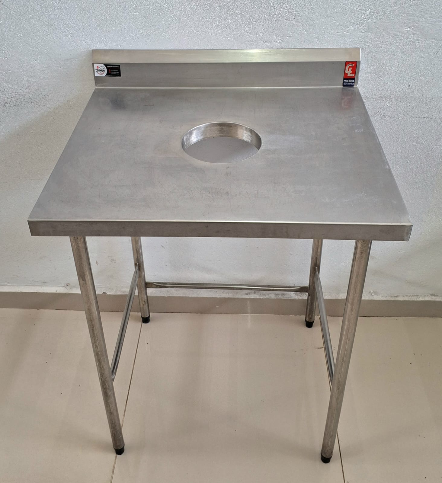 Mesa / Bancada de Inox com furo para detritos - 70cm [Usada] - Ilha das ...
