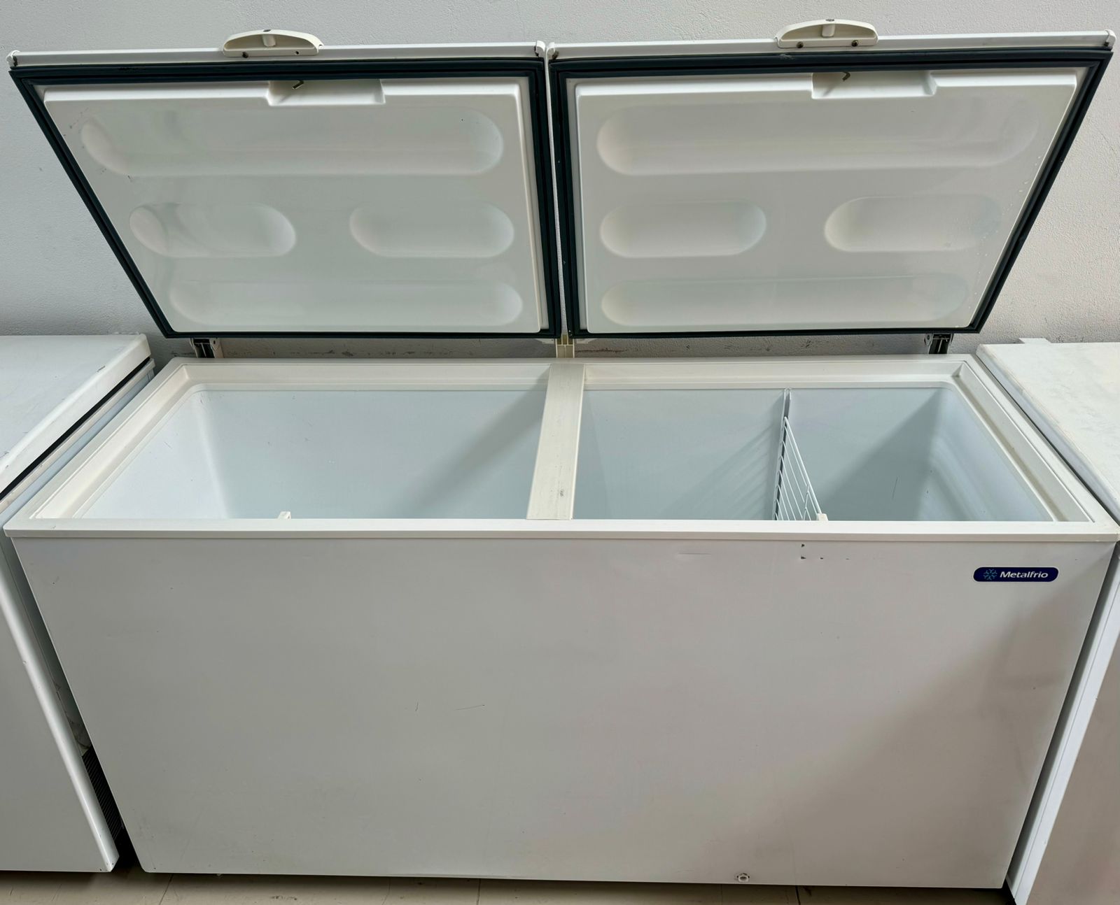 Freezer e Refrigerador Horizontal (Dupla Ação) 2 tampas Metalfrio DA550 ...