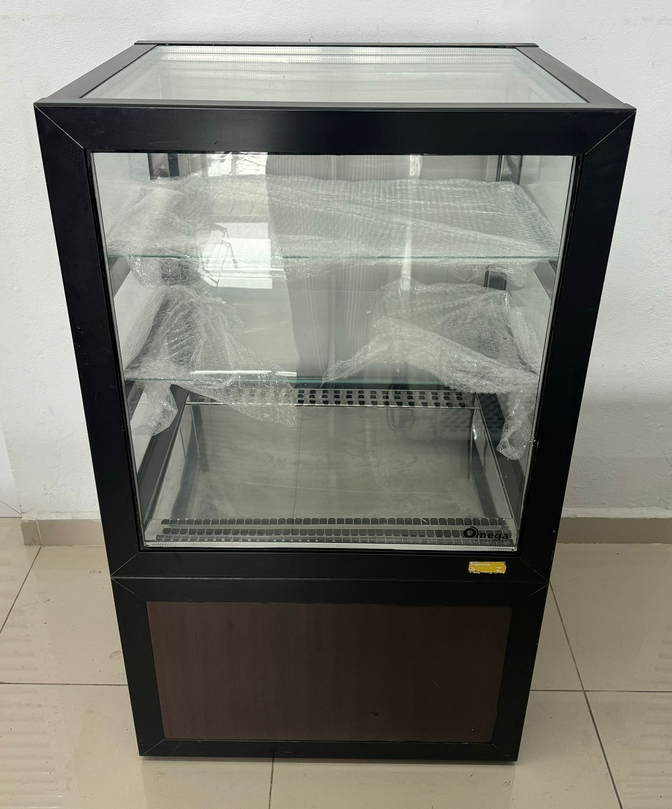 Vitrine Refrigerada para bolos e doces 70cm Preto - 220V - Ômega [Usada ...