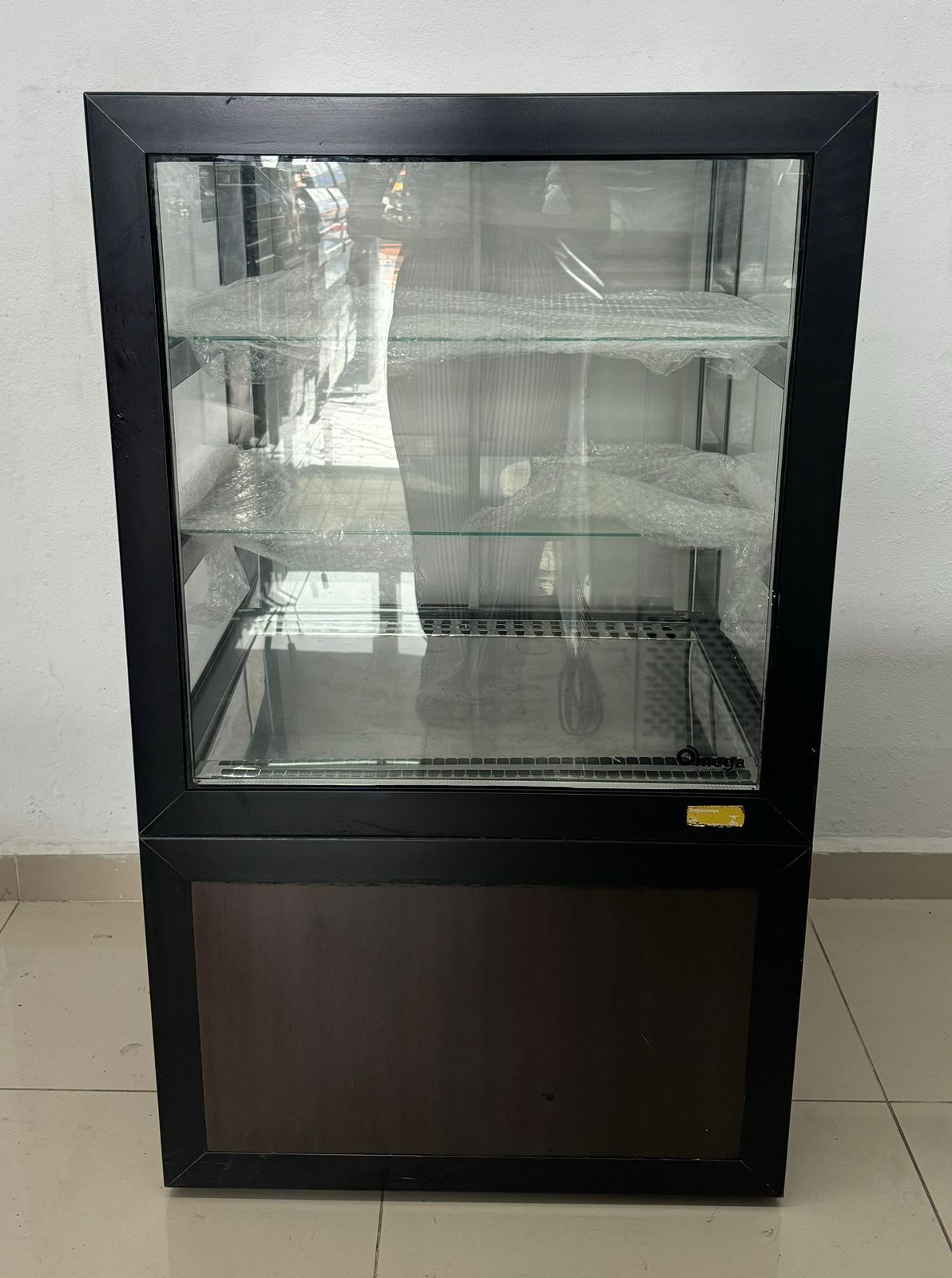 Vitrine Refrigerada para bolos e doces 70cm Preto - 220V - Ômega [Usada ...
