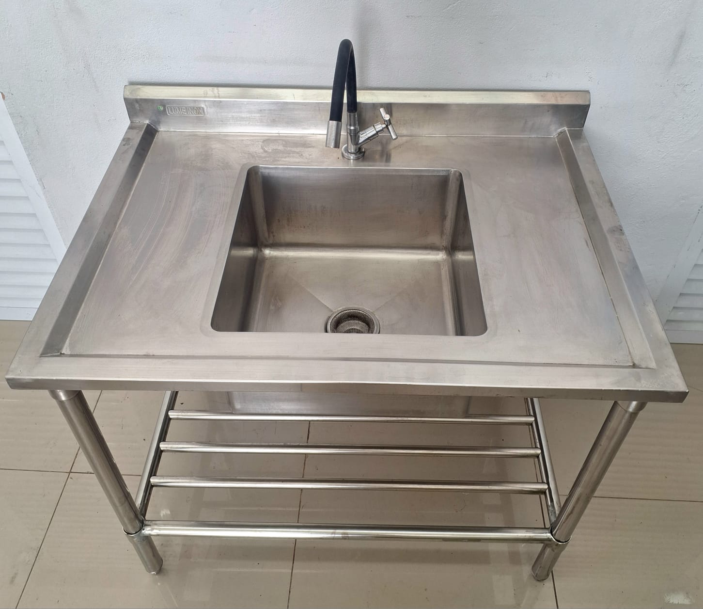 Bancada / Pia 100% Inox com cuba central e prateleira inferior gradeada ...