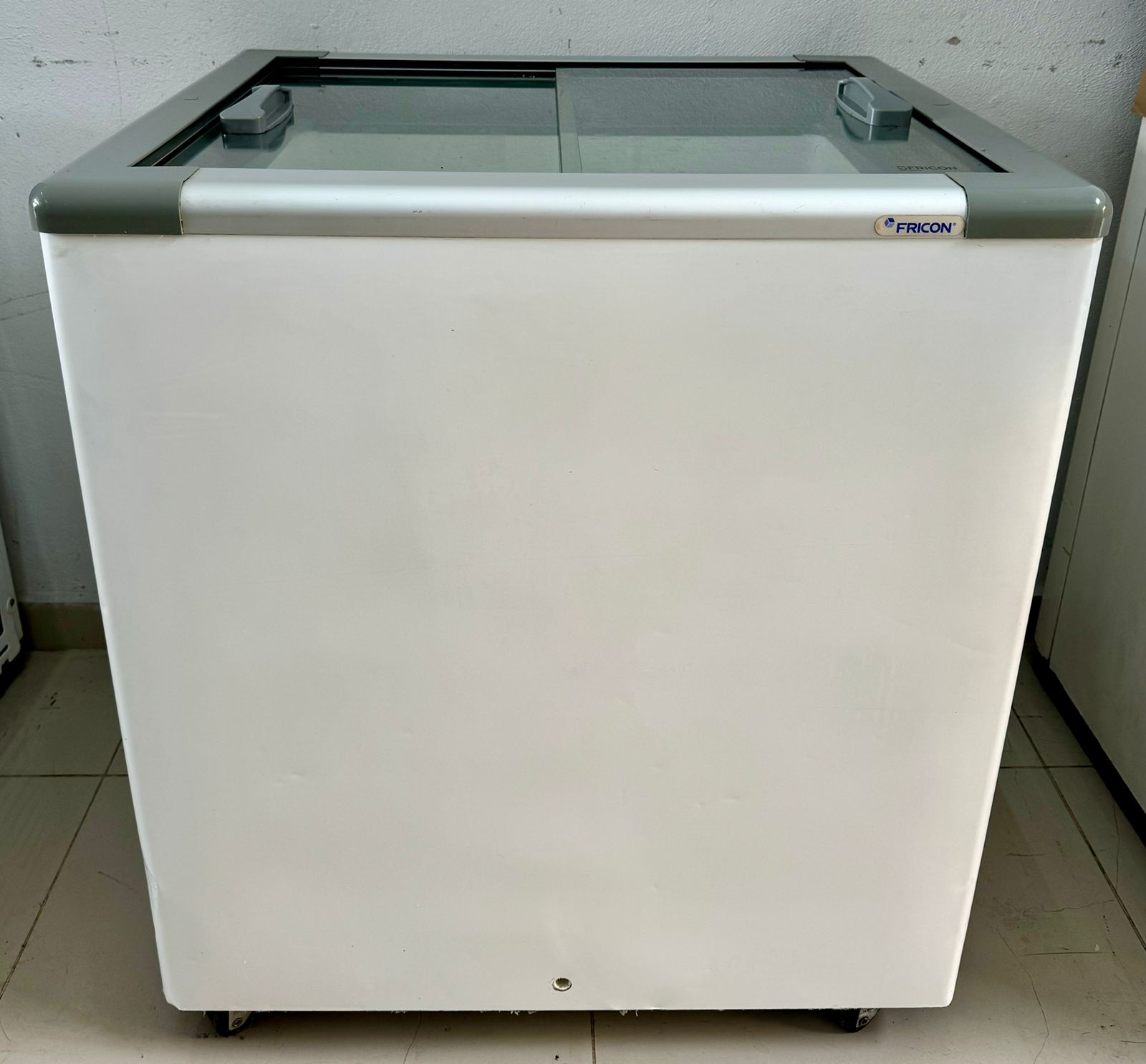 Freezer Horizontal Expositor Fricon Tampa de Vidro 216L HCEB216 220v ...