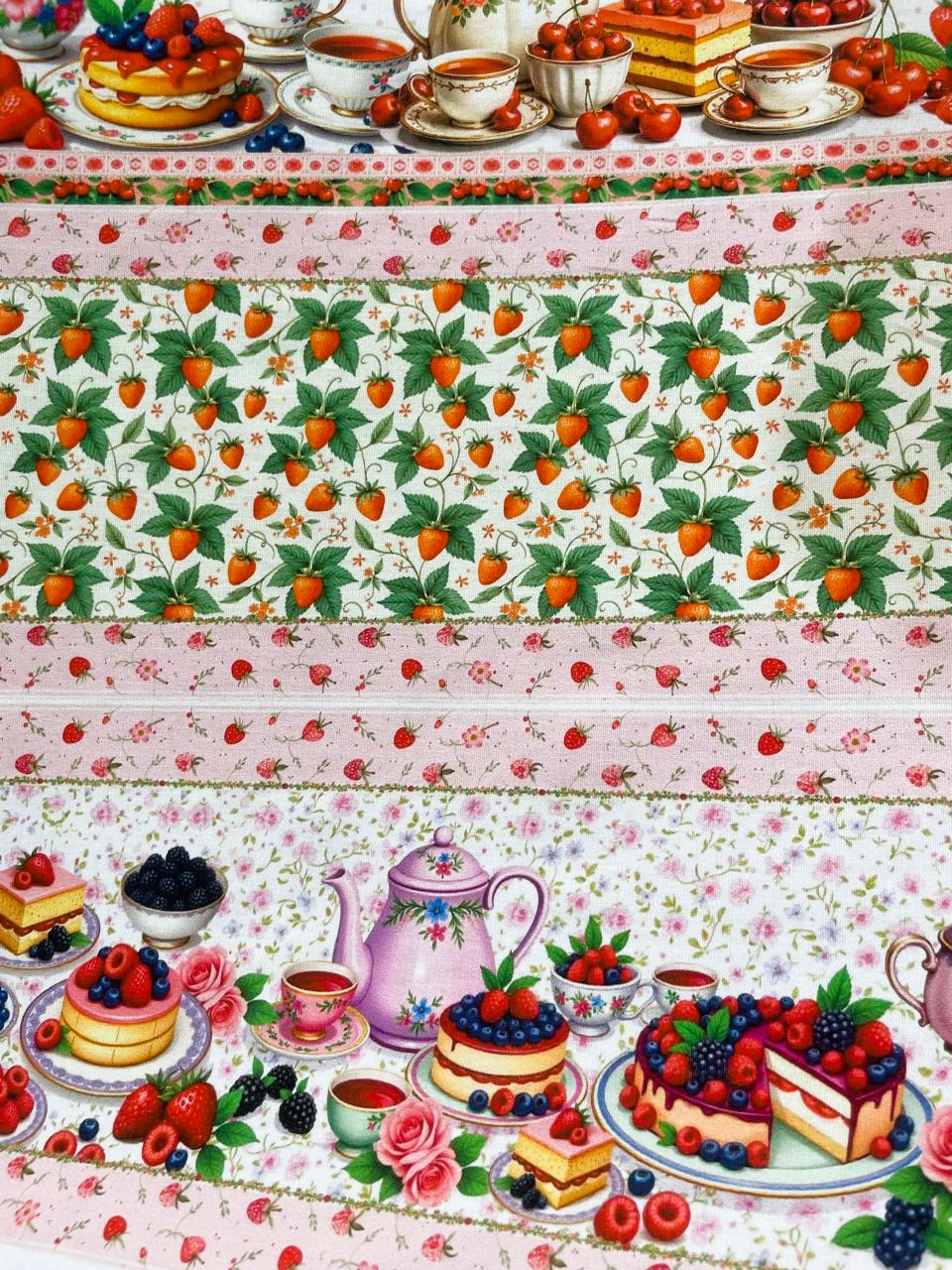 Tricoline Digital com 10 Faixas de Mesa de Chá com Frutas Vermelhas - Jotalira Tecidos