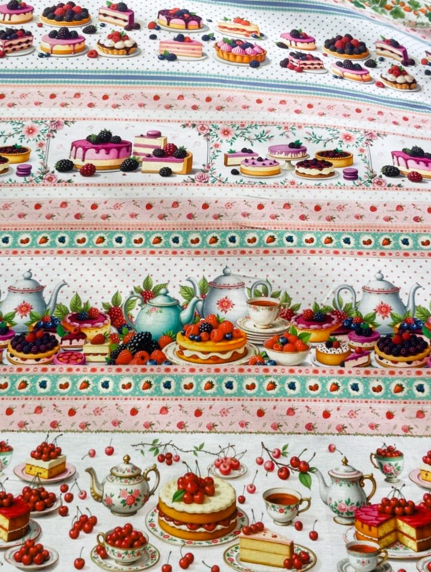 Tricoline Digital com 10 Faixas de Mesa de Chá com Frutas Vermelhas - Jotalira Tecidos