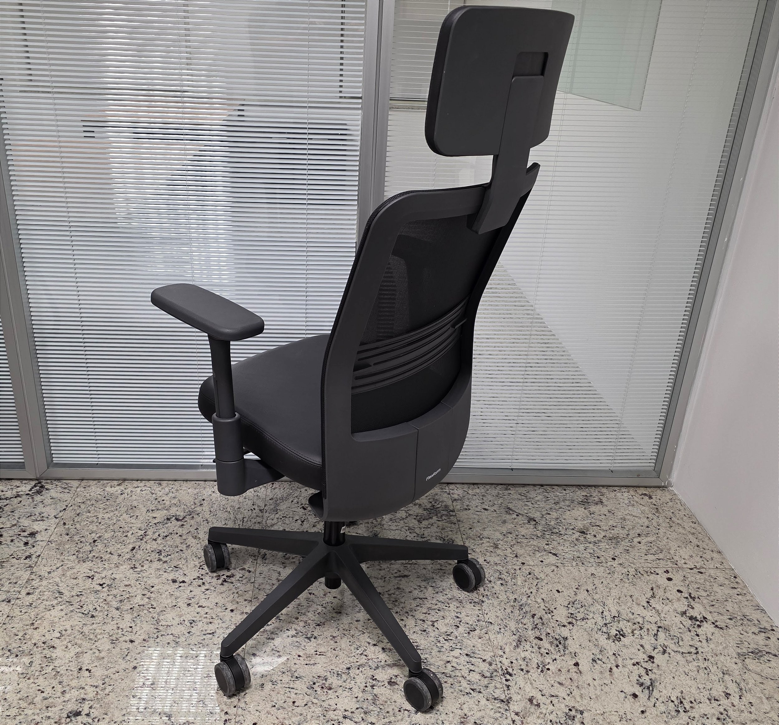 Cadeira de Escritório Usada Presidente Flexform Tecton All Black ...