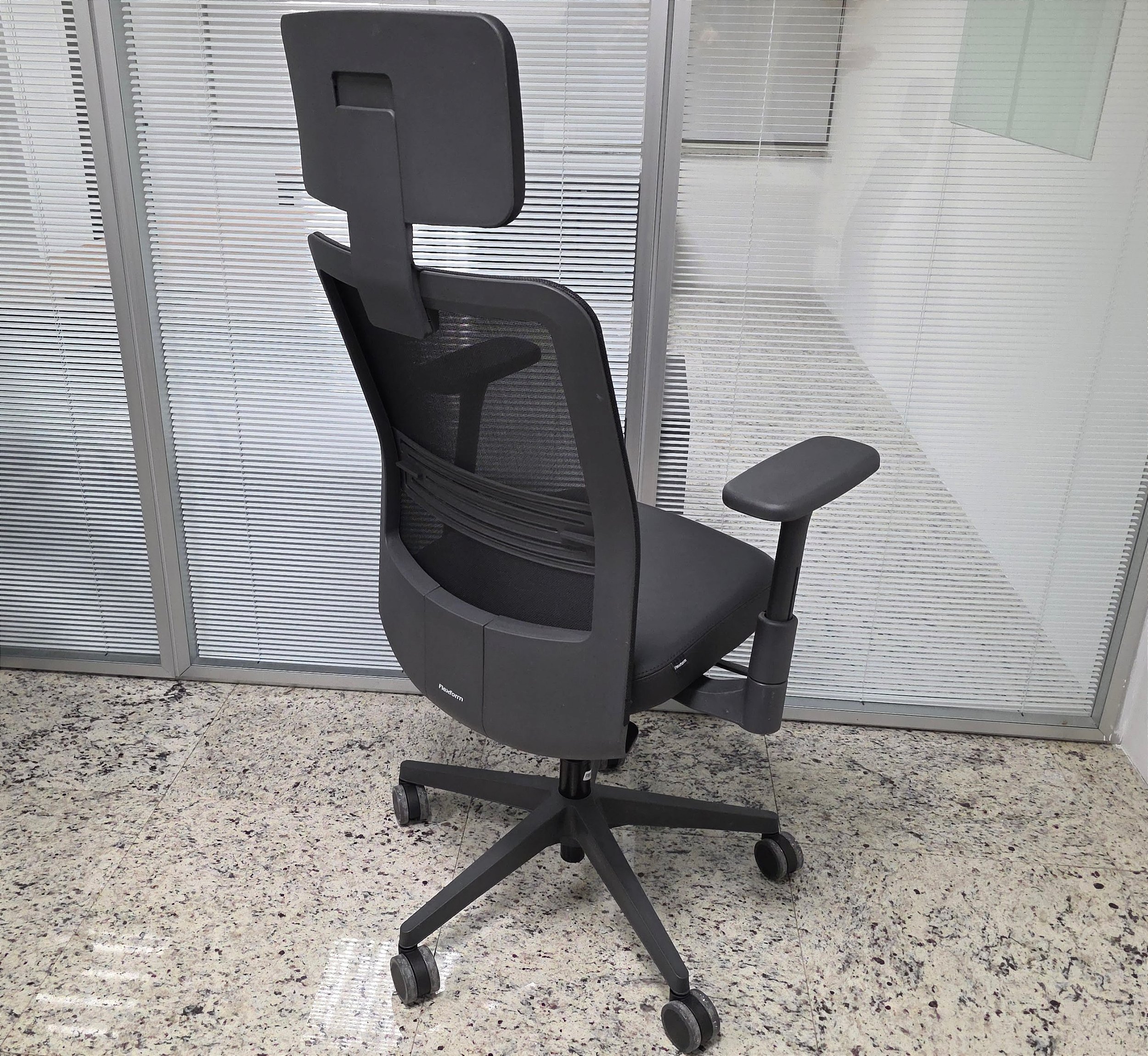 Cadeira de Escritório Usada Presidente Flexform Tecton All Black ...