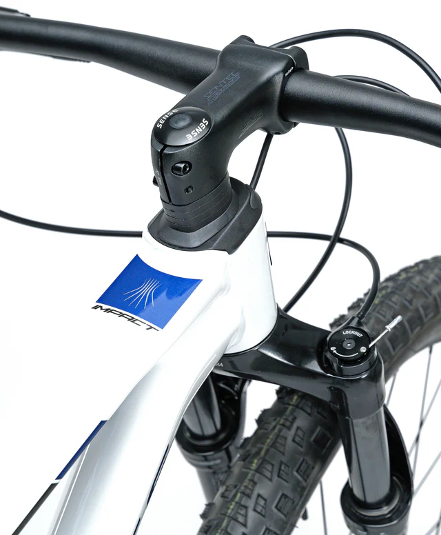BICICLETA SENSE IMPACT PRO BRANCO/AZUL 2025 TAM - 15 - ROXBIKESHOP